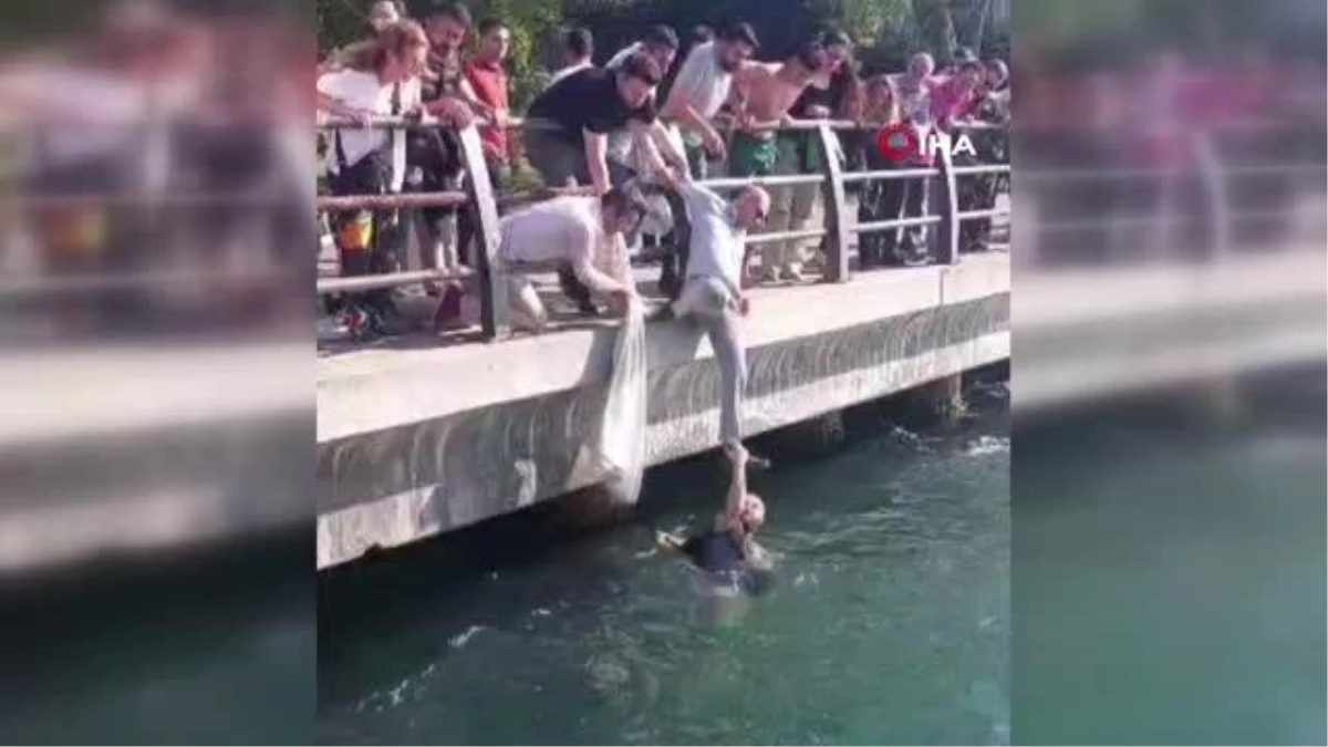 Üsküdar'da Denizde Can Pazarı: Piknik Örtüsü ile Kurtarmaya Çalıştılar ...