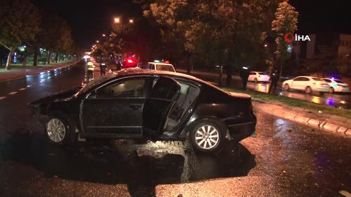 Kayseri'de ağaca çarpan otomobilin motoru karşı şeride uçtu: 2 ağır ...