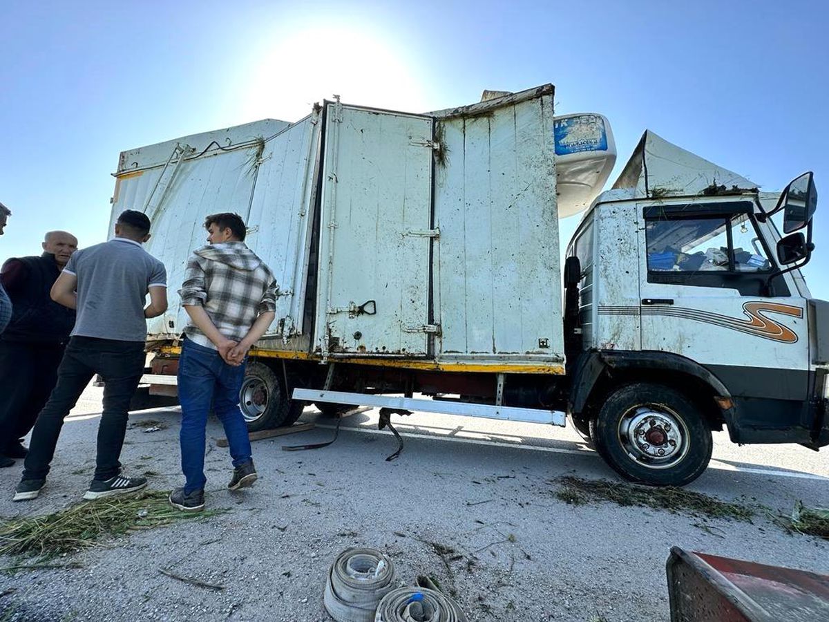 Afyonkarahisar'da Helva Yüklü Kamyonet Şarampole Devrildi - Haberler