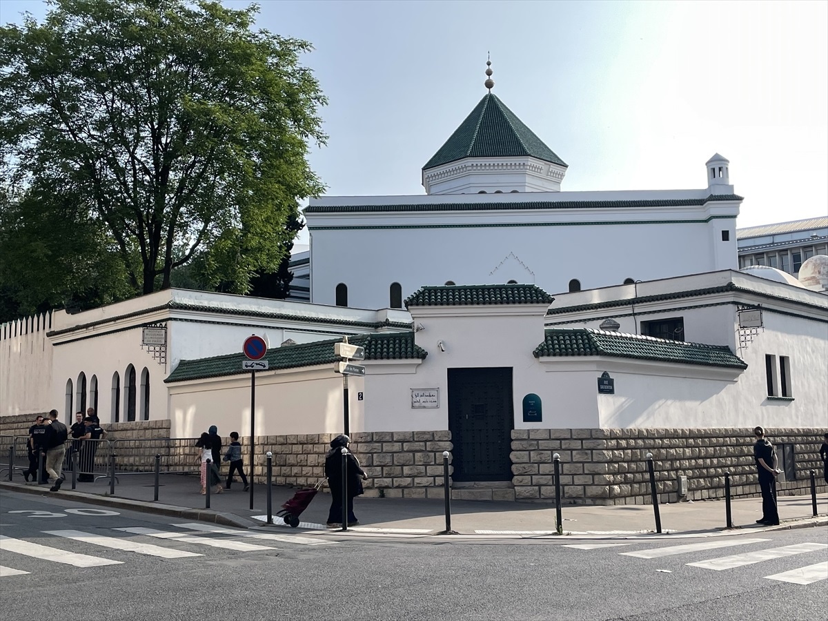Paris Ulu Camii'nde Kurban Bayramı namazı kılındı - Son Dakika