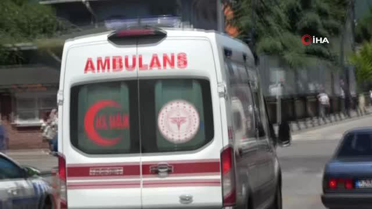 Gaz teli takılı kalan otomobil kaldırıma çıktı: 2 yaralı - Haberler