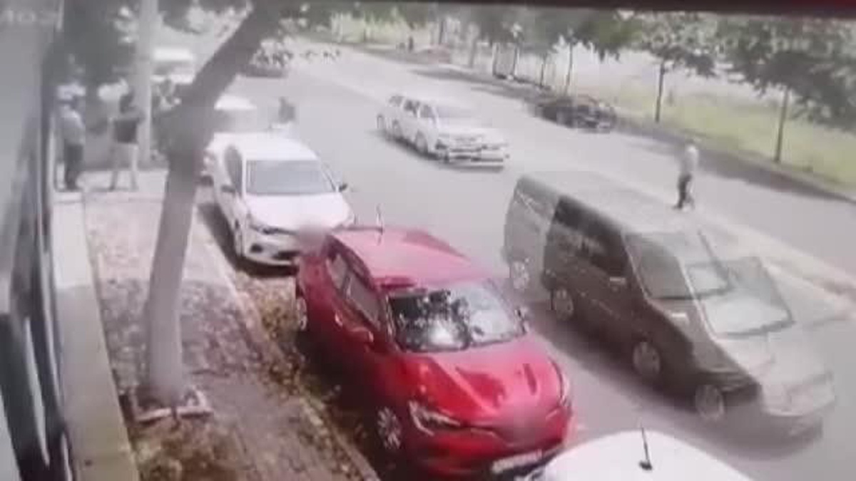 Otomobilin yayaya çarptığı feci kaza kamerada - Haberler