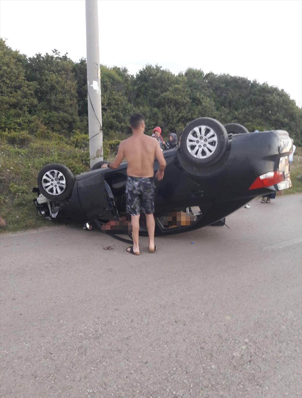 Kandıra'da Elektrik Direğine Çarpan Otomobildeki Çift Yaralandı - Haberler