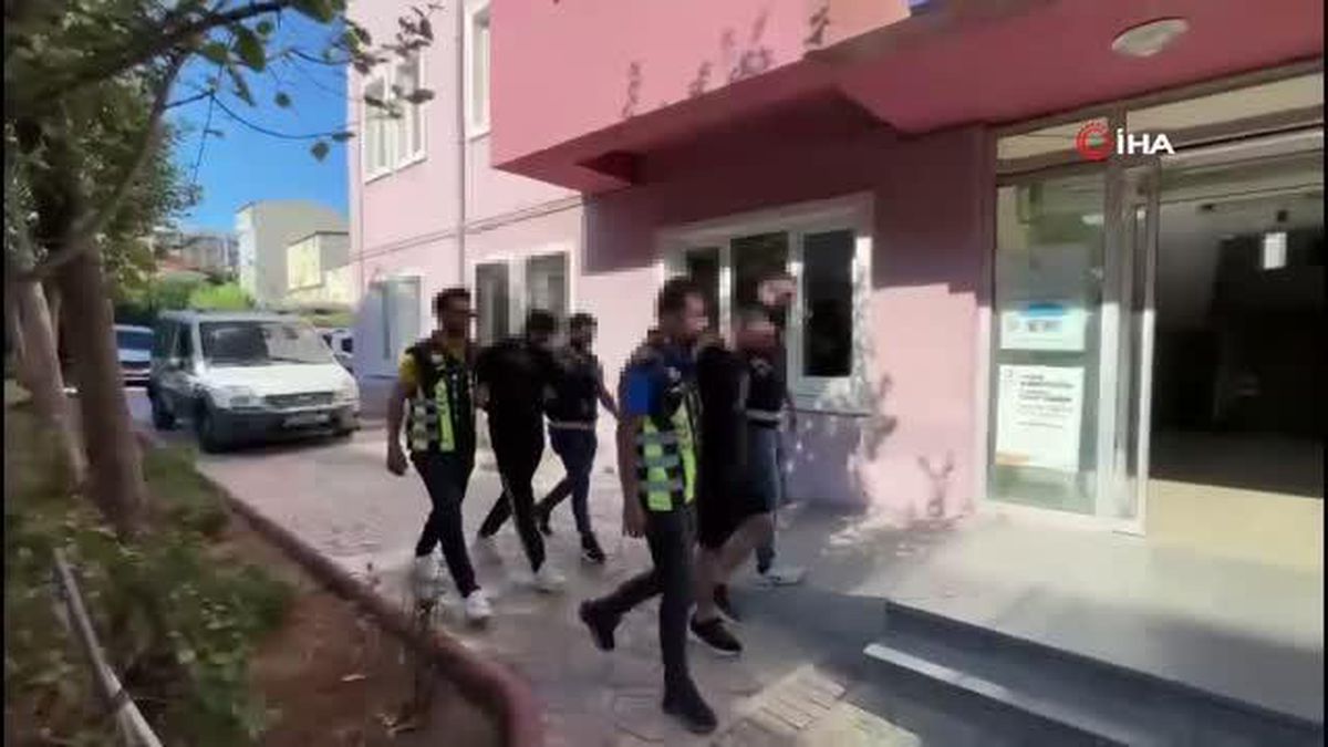 Küçükçekmece'de D-100 Yan Yolu Kapatıp Halay Çekenlere Cezai İşlem ...