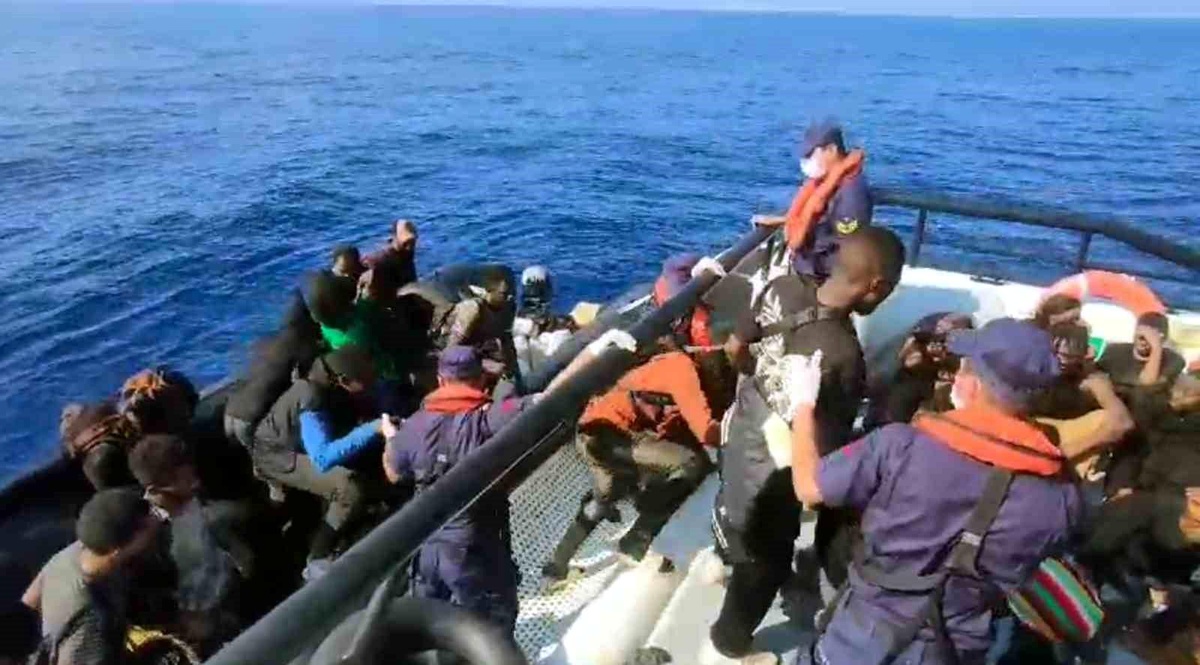 Fethiye Açıklarında Arızalanan Lastik Botla Sürüklenen Göçmenler ...
