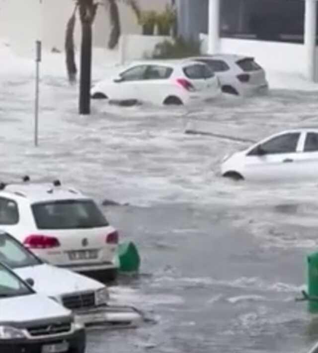 Güney Afrika'da dev dalgalar sahil şeridini yerle bir etti - Son Dakika