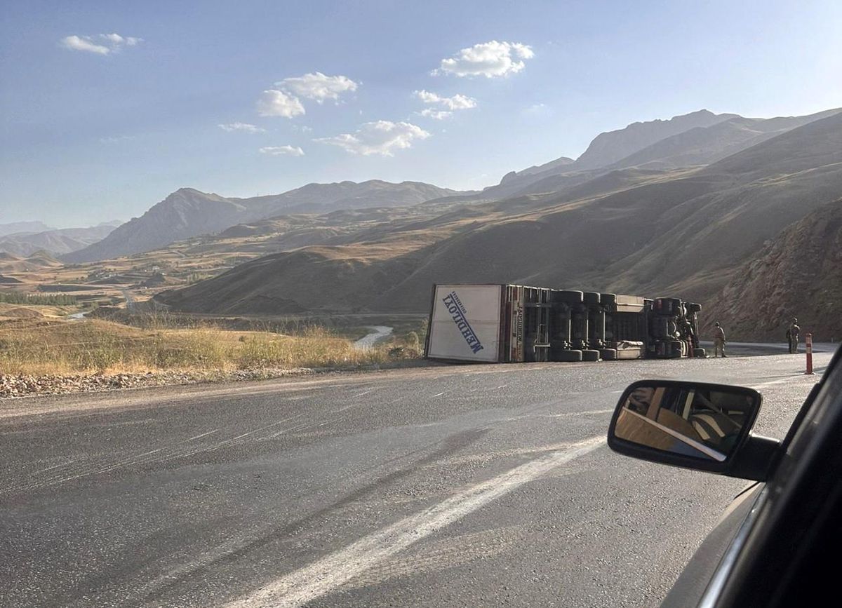 Hakkari'de devrilen tırın sürücüsü yara almadan kurtuldu - Son Dakika