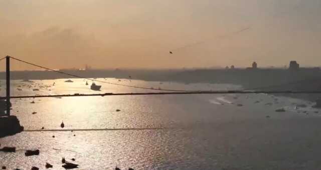 İstanbul Boğazı'nda gösteri düzenleyen SOLOTÜRK, köprünün altından ...