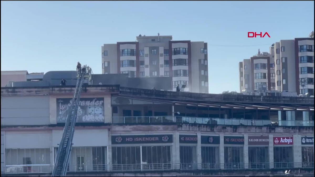 Pendik'te AVM'de restoran bacasında yangın çıktı - Haberler