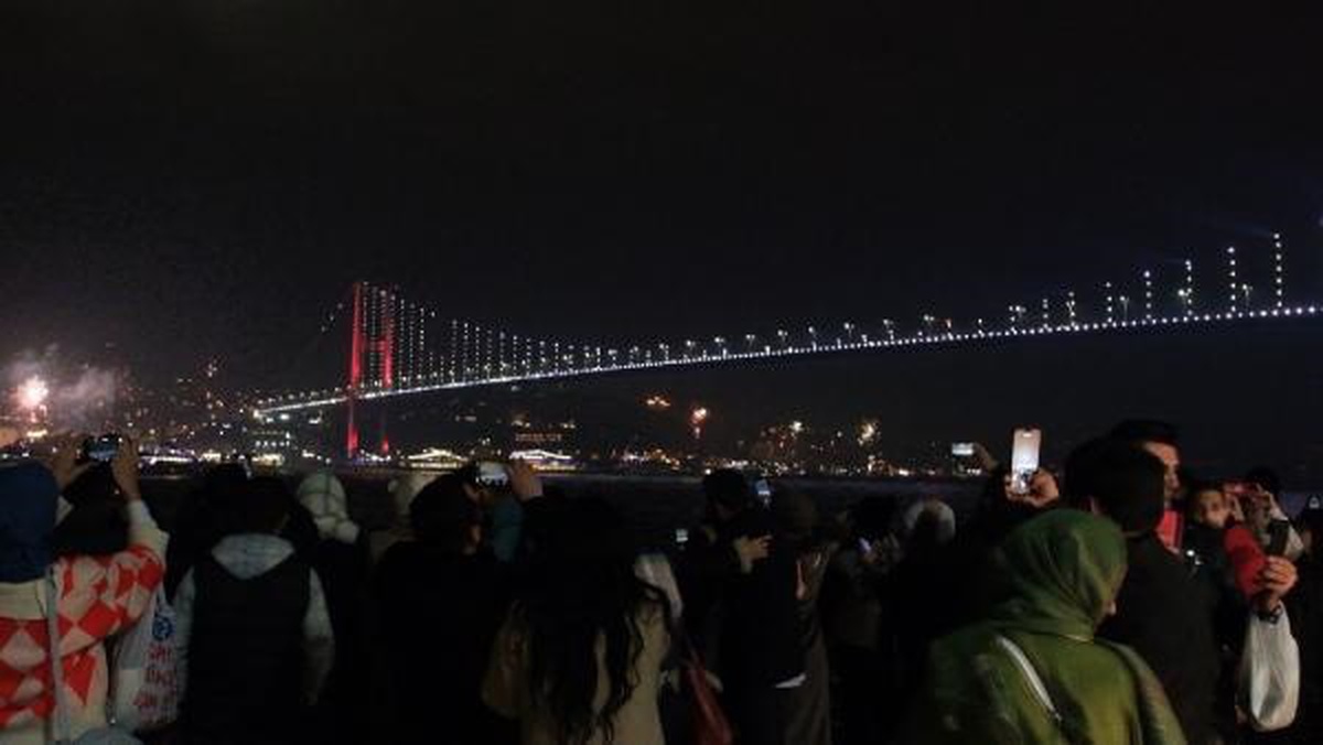 2024 Yılında İstanbul Boğazı'nda Renkli Havai Fişek Gösterileri - Haberler