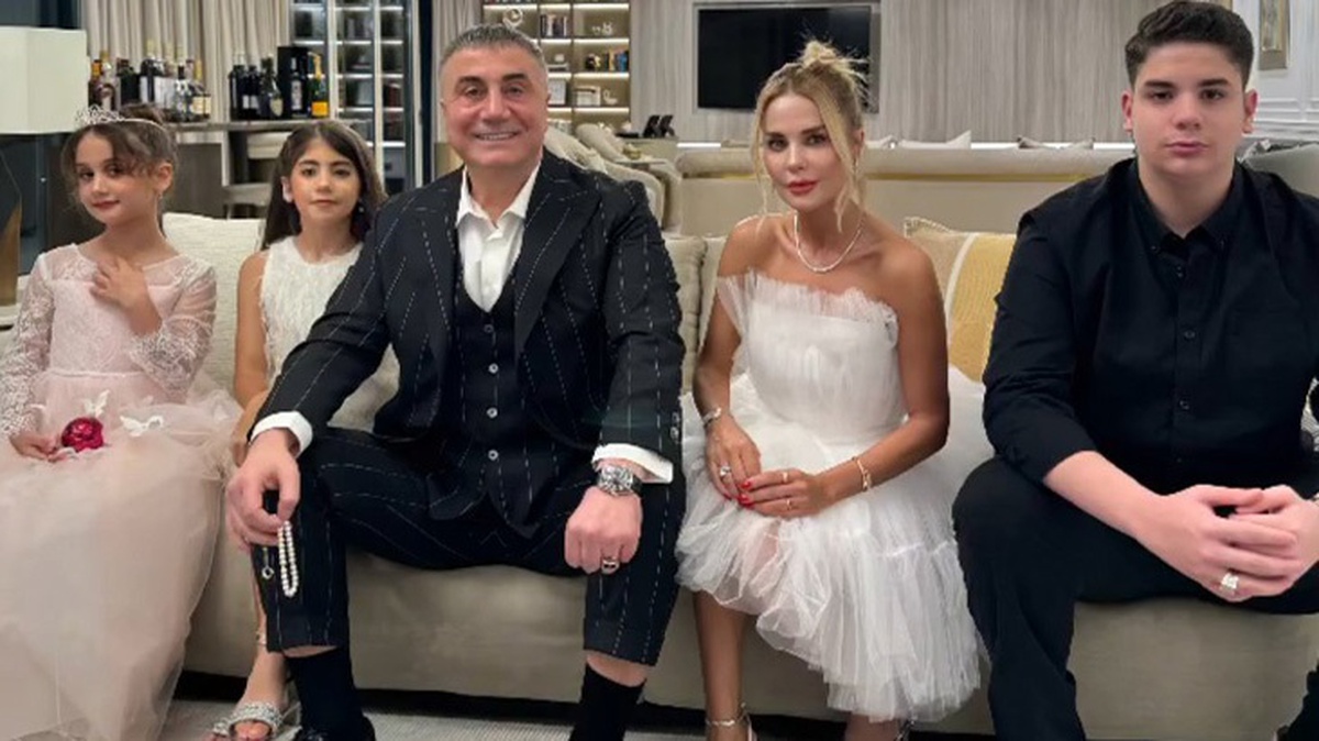 T m Aile Bir Arada Sedat Peker in E i Yeni Y l Foto raf Payla t T m Aile Bir Arada Sedat Peker in E i Yeni Y l Foto raf Payla t