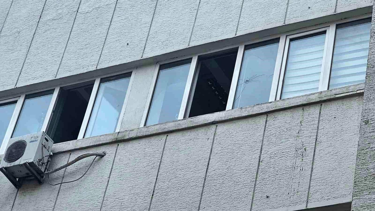 Artvin'de yorgun mermi valilik binasına isabet etti - Son Dakika