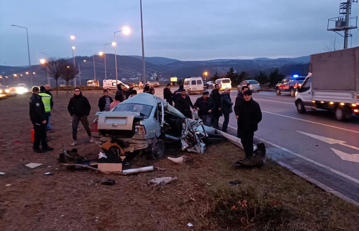Samsun'da Aydınlatma Direğine Çarpan Otomobilin Kazası - Haberler