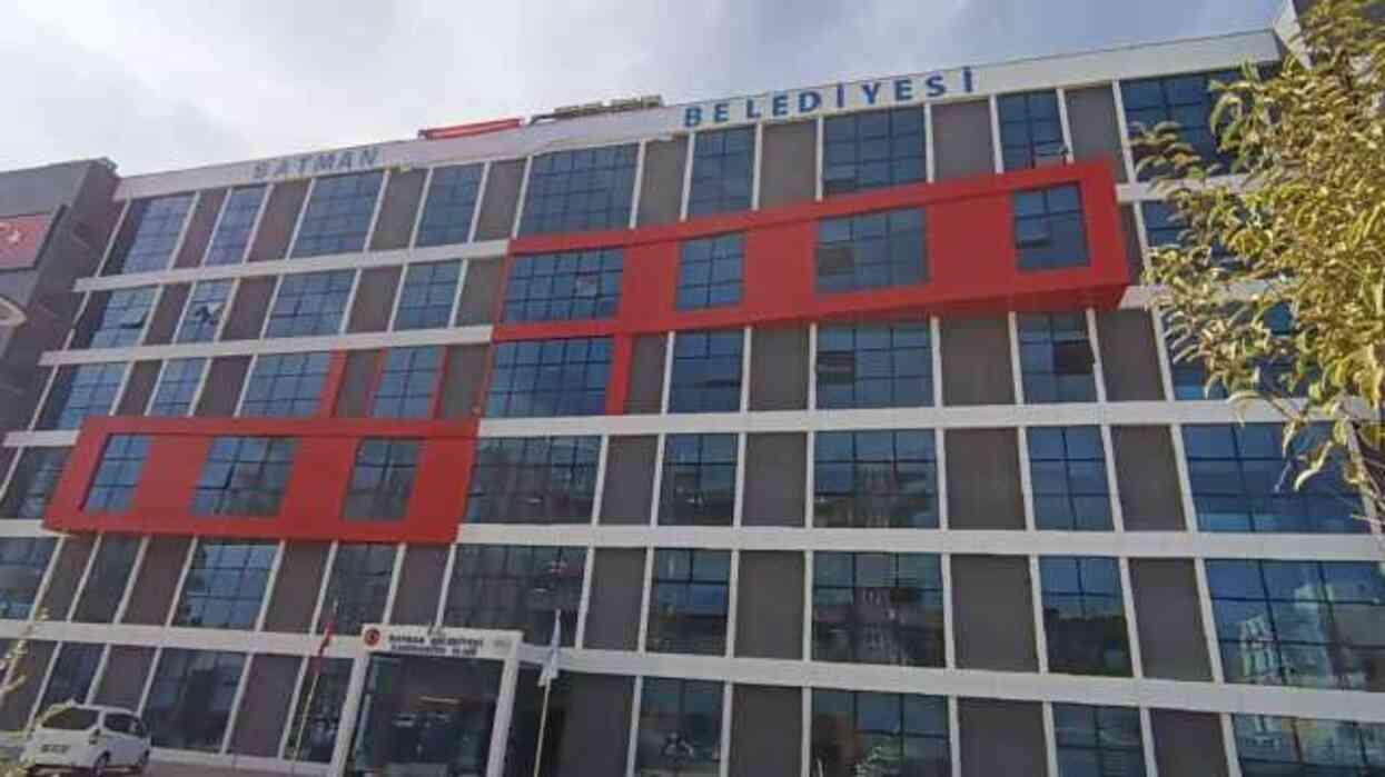 Batman'da yeni belediye binasına ''Büyükşehir'' tabelası! Paylaşımların ...