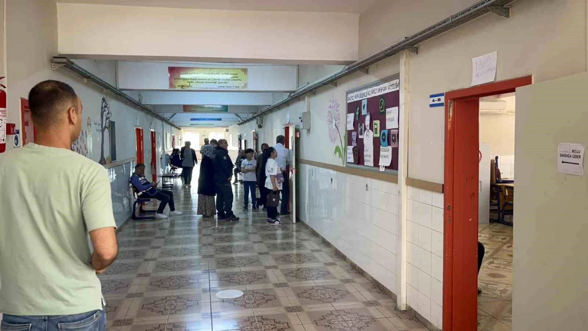 Osmaniye'de Mahalli İdareler Genel Seçimleri için oy kullanma işlemi ...