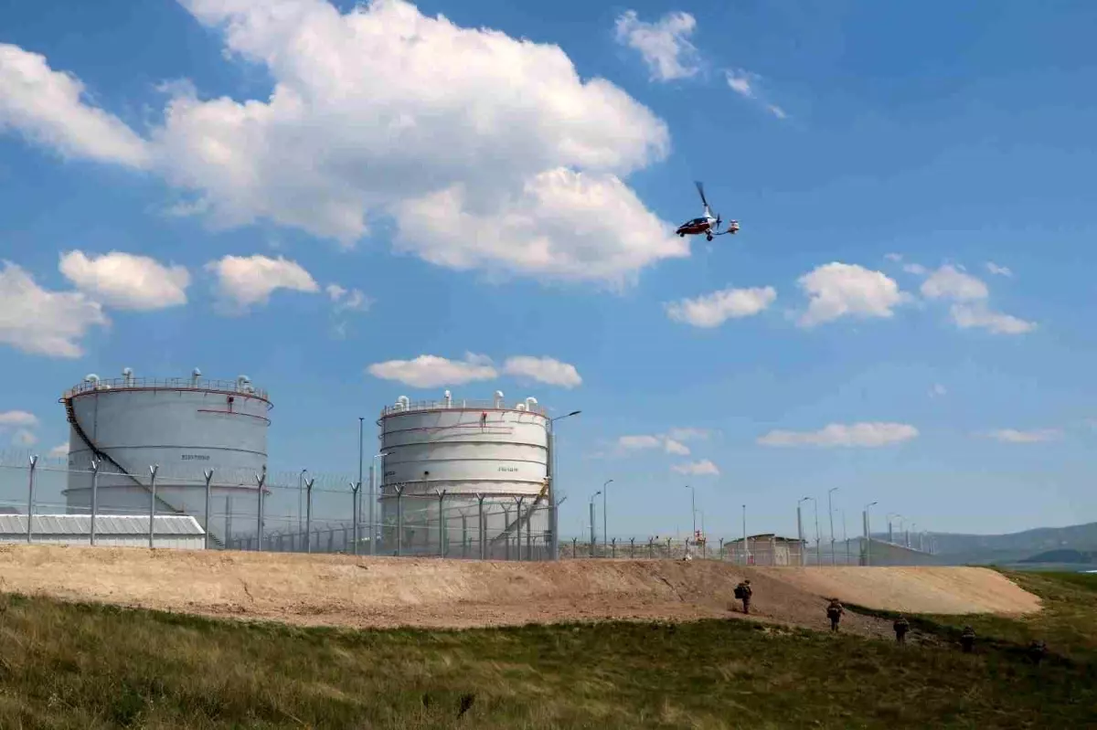 Sivas İl Jandarma Komutanlığına ait Cayrokopter Sivas semalarında göz ...