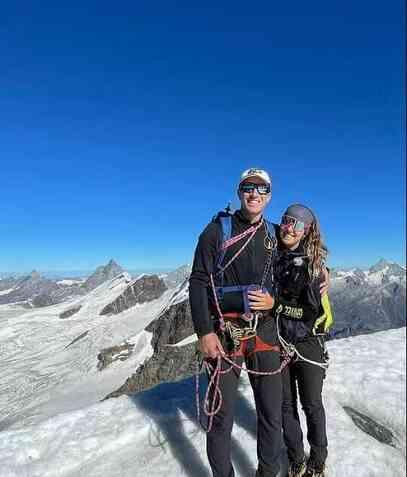 Kayak yıldızı Jean Daniel Pession ve kız arkadaşı, yürüyüş yaparken 700 ...