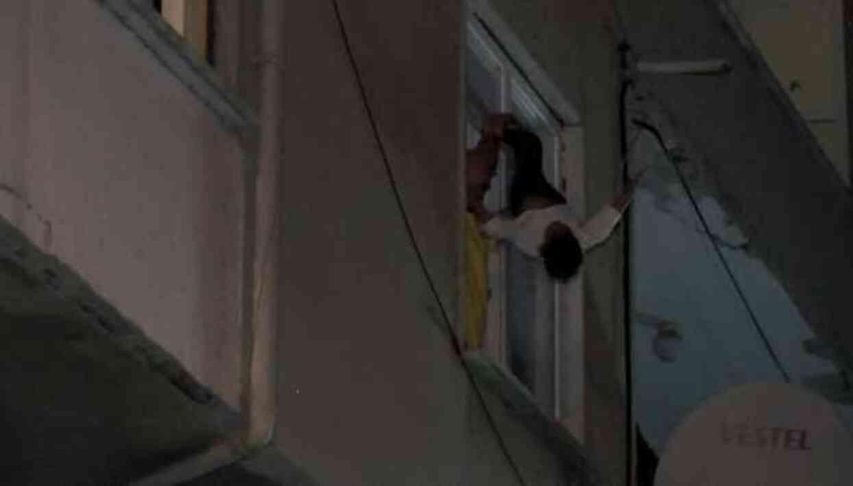 Eşiyle tartışıp çocuklarını camdan sarkıttı - Son Dakika