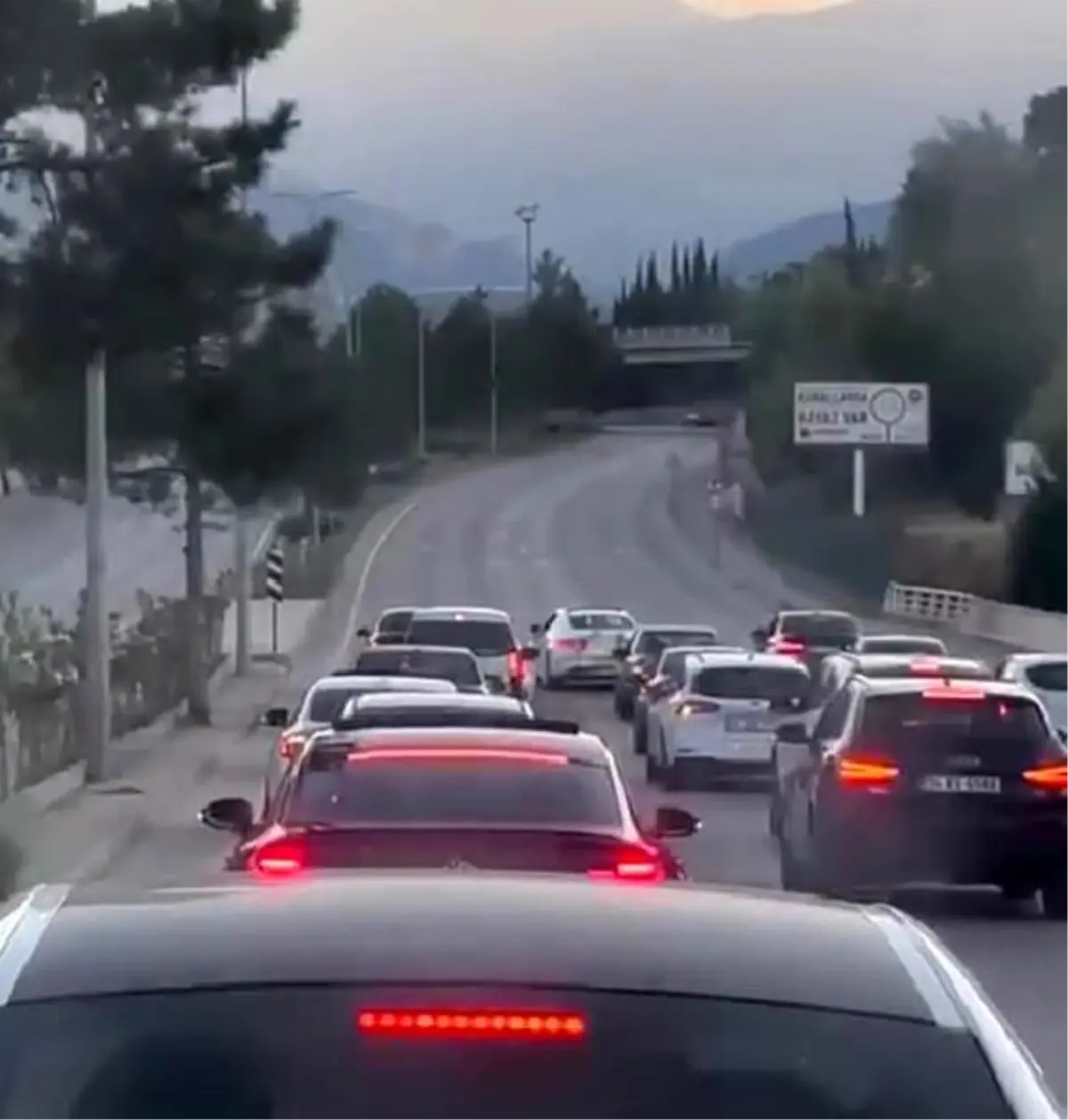 Yolu kapatan konvoydaki gelin arabası zikzak çizerek ilerledi - Son Dakika