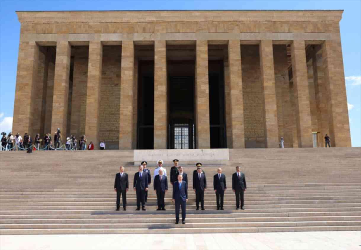 YAŞ toplantısı öncesi Erdoğan'dan Anıtkabir ziyareti! İşte Özel Defter ... YAŞ toplantısı öncesi Erdoğan'dan Anıtkabir ziyareti! İşte Özel Defter ...