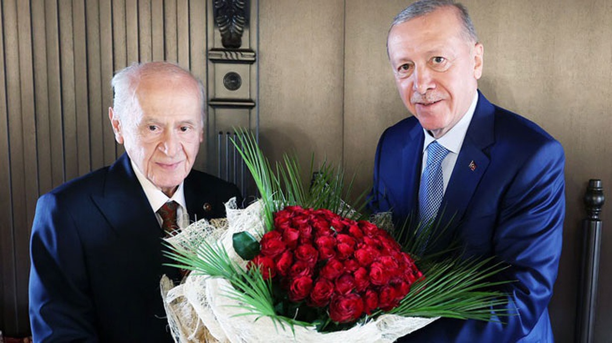 Cumhurbaşkanı Erdoğan, Bahçeli'ye 76 adet gül verdi! Sayının özel bir ...