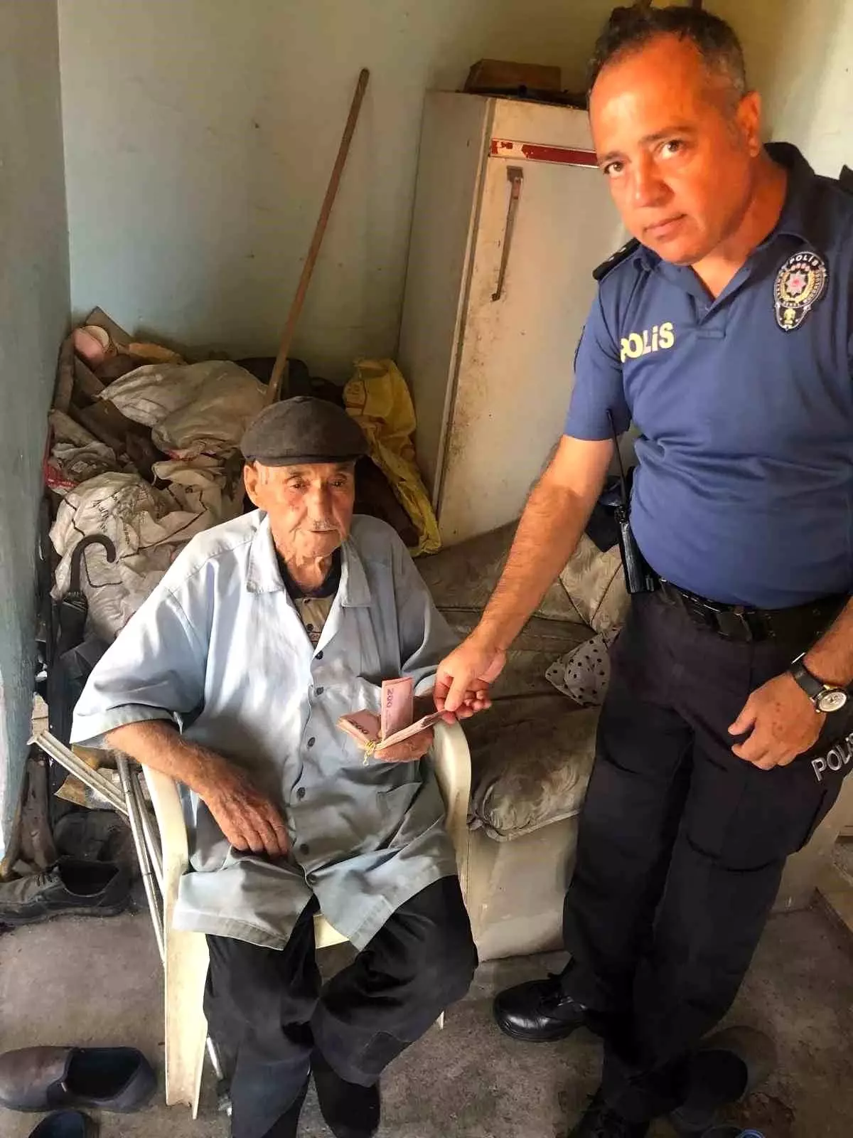 Milas Polis Merkezi Amirliği Kayıp Eşyaları Sahibine Teslim Etti - Son ...