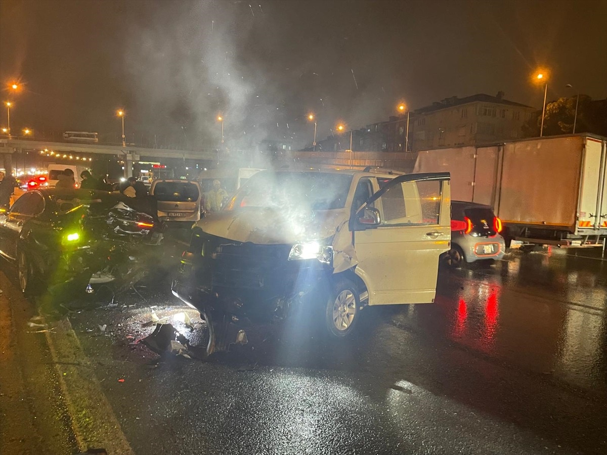 İstanbul'da Zincirleme Trafik Kazası - Son Dakika