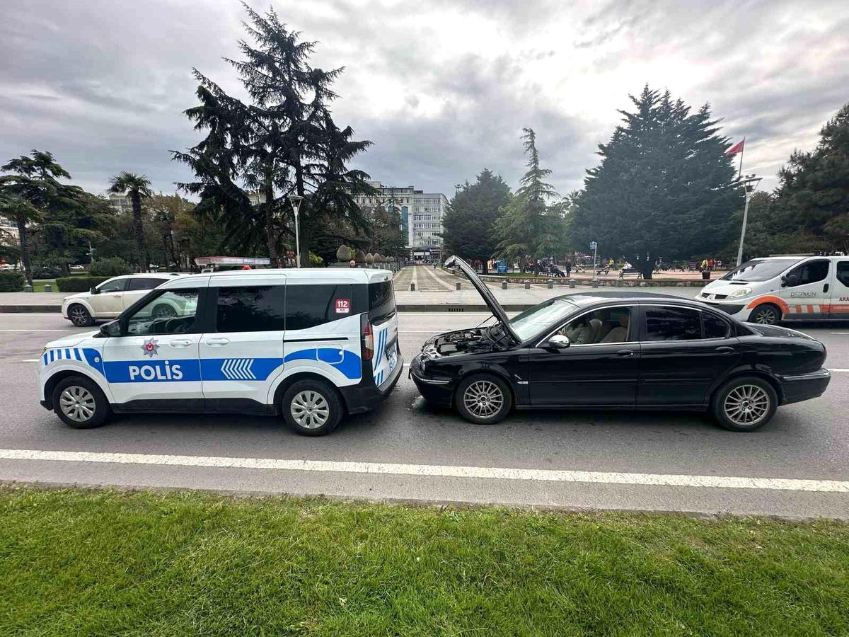 Samsun'da Polis Aracına Çarpan Otomobil - Son Dakika