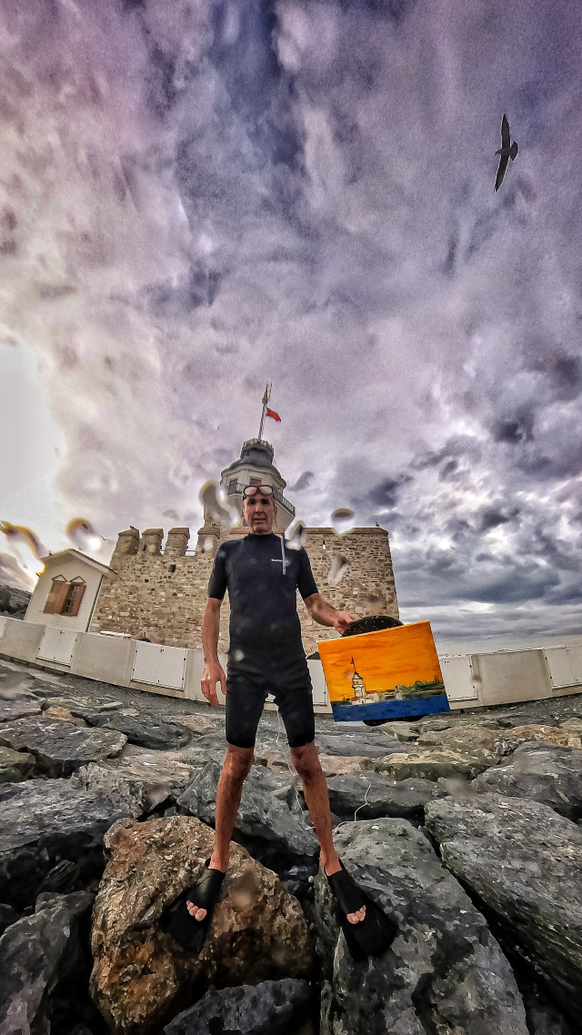 Sanatçı Genco Gülan, yağlı boya tablosu ile Kız Kulesi'ne yüzdü - Son ...