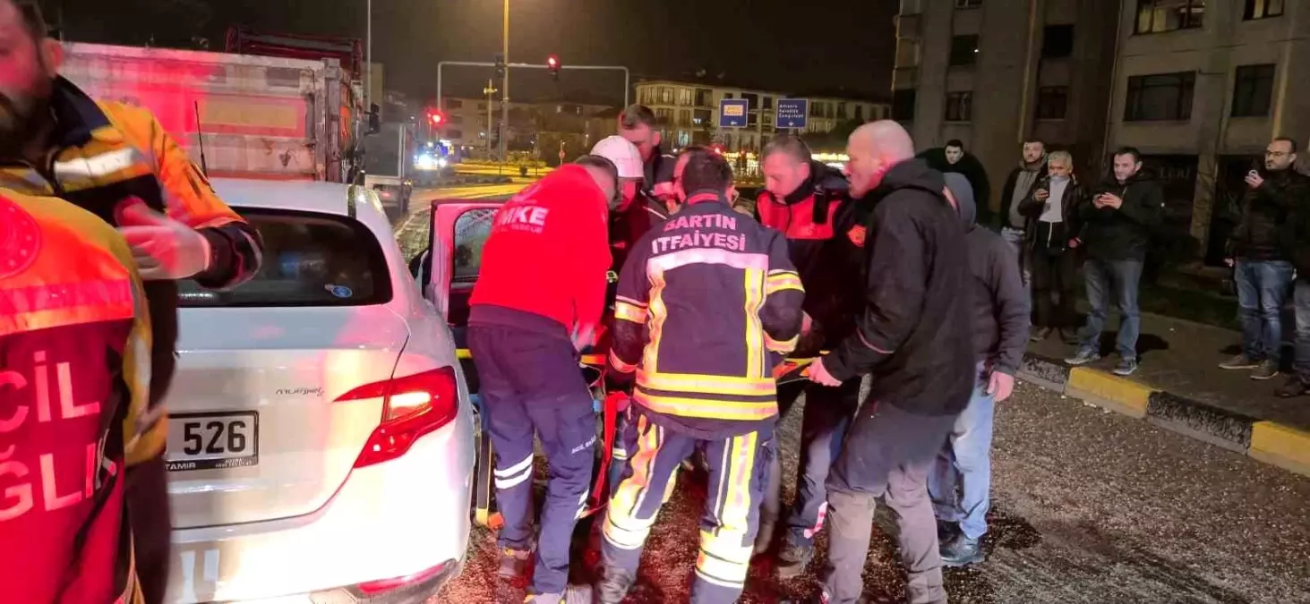 Bartın'da Feci Kaza: Otomobil Tıra Saplandı - Son Dakika