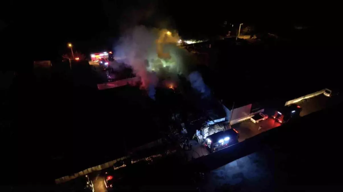 Bursa'da ahşap palet fabrikasındaki yangın kontrol altına alındı - Son ...