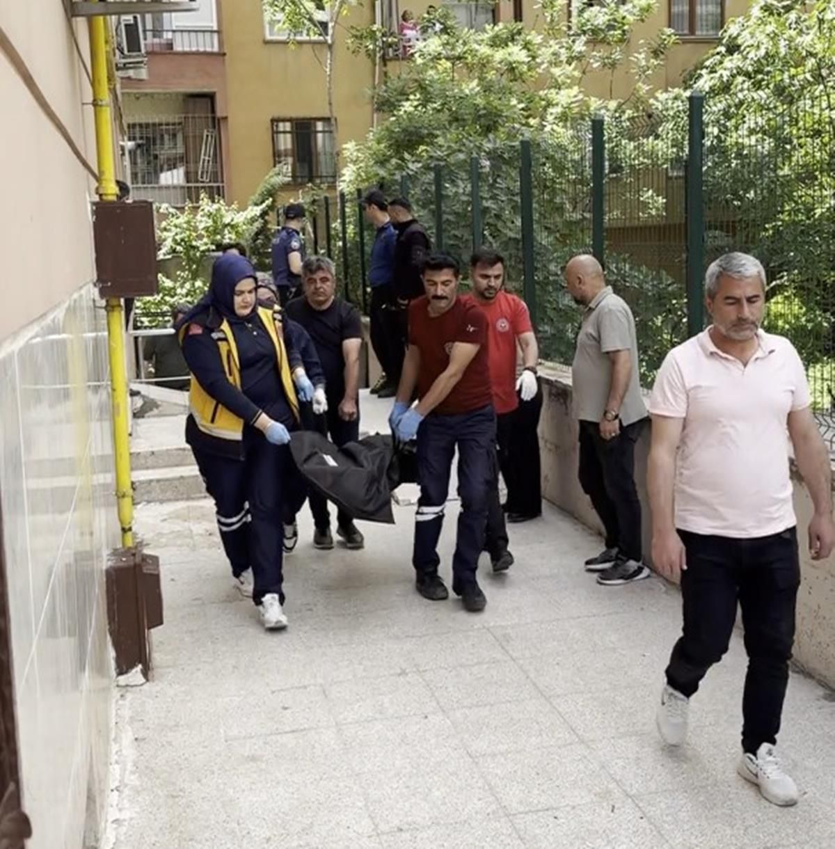 Temizlik yaparken 5'inci kattan düşen kadın öldü - Son Dakika