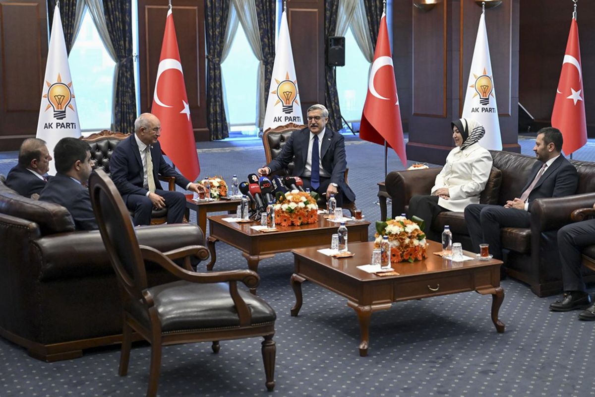 Siyasi partilerde bayramlaşma trafiği! AK Parti ve CHP sürpriz yaptı ...