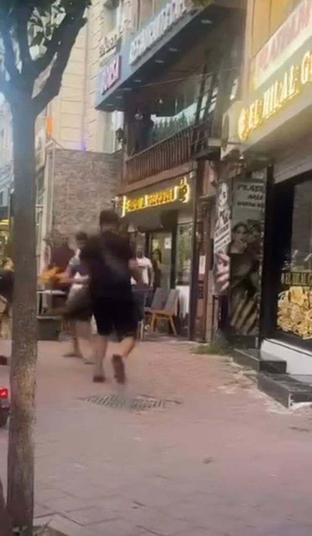 Fatih'te yabancı uyruklular arasında bıçaklı kavga - Son Dakika
