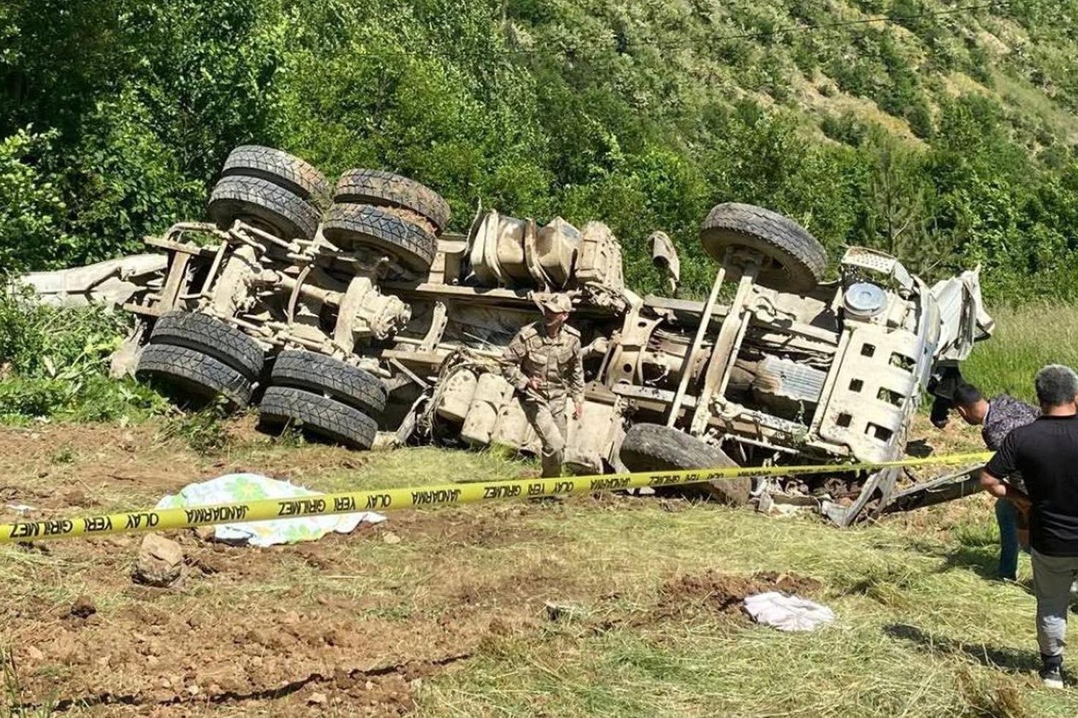 Beton mikseri uçuruma yuvarlandı! 2 kişi hayatını kaybetti - Son Dakika
