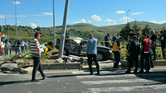 Kayseri'de iki otomobilin çarpıştığı kazada 3 kişi öldü, 5 kişi ...