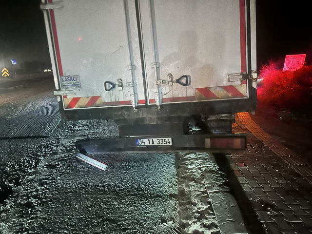 Kırmızı ışıkta kamyona çarpan motosikletli hayatını kaybetti - Son Dakika