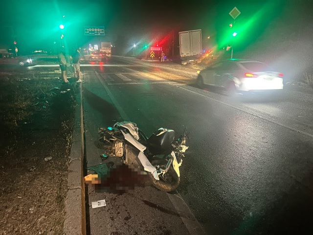 Antalya'da kırmızı ışıkta kamyona çarpan motosikletli hayatını kaybetti ...