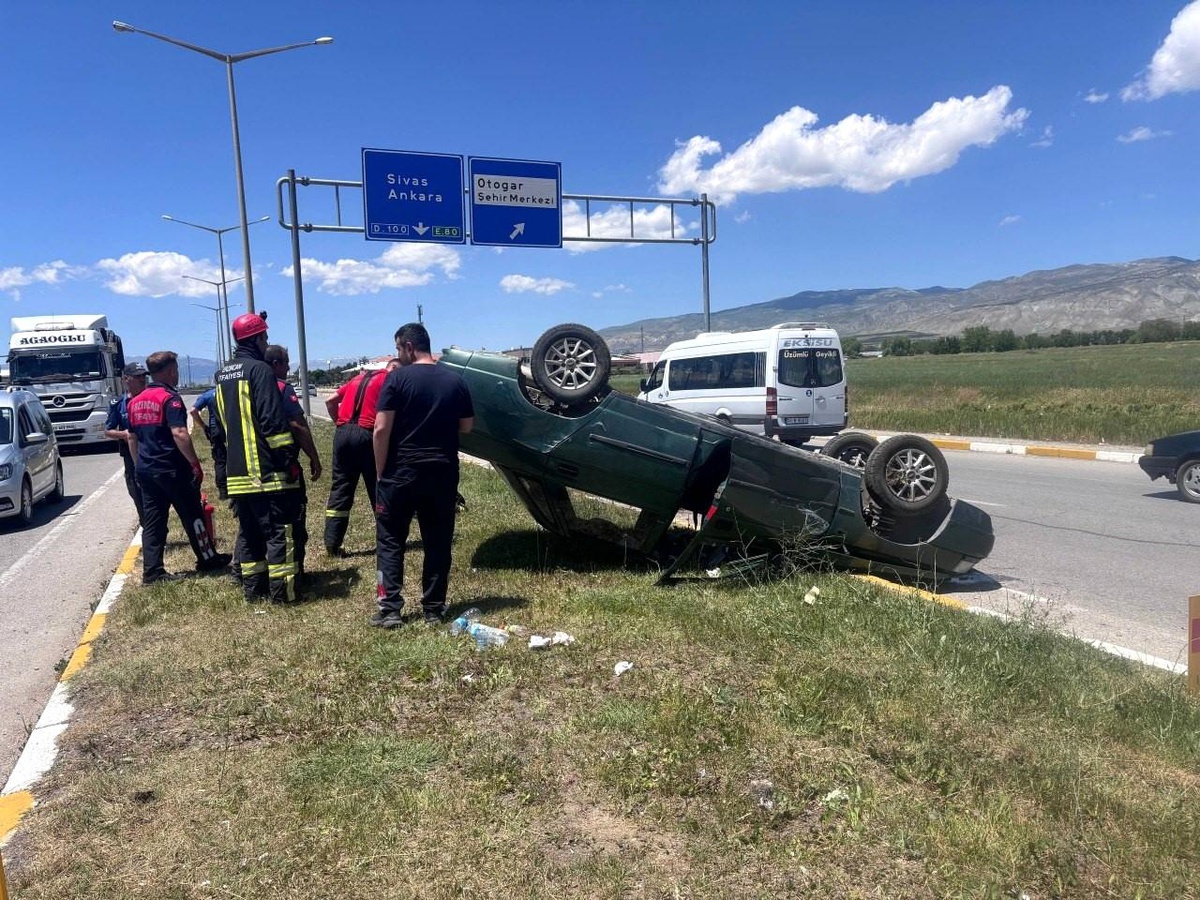 Erzincan'da takla atan otomobilde 2 kişi yaralandı - Son Dakika