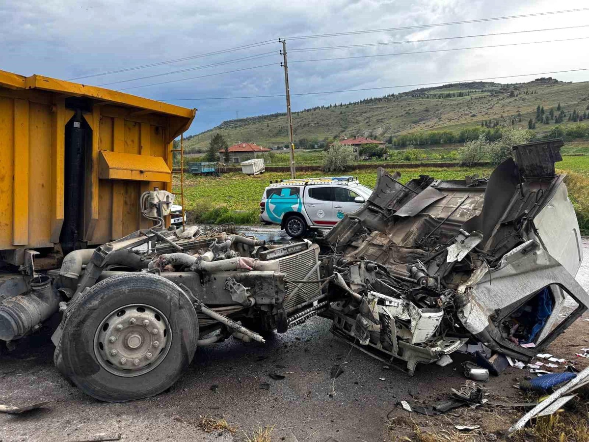 Kayseri'de Hafriyat Kamyonu ile Lokomotif Çarpıştı - Son Dakika