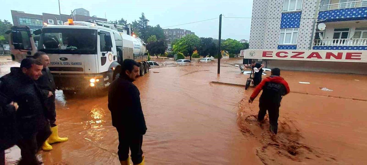 Kırşehir'de sağanak yağış sele dönüştü - Son Dakika