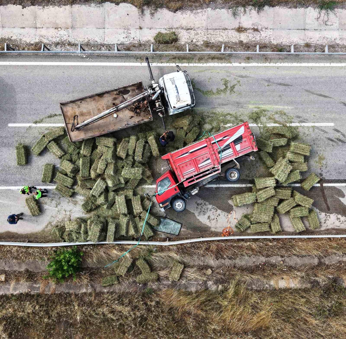 Kırıkkale'de Ot Balyası Yüklü Kamyon Devrildi - Son Dakika