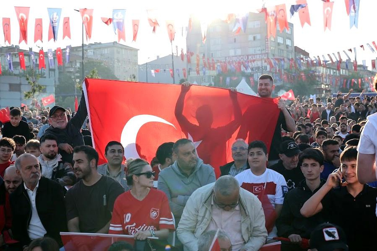 Milli maç heyecanı Bağcılar Meydanı'nda yaşandı - Son Dakika