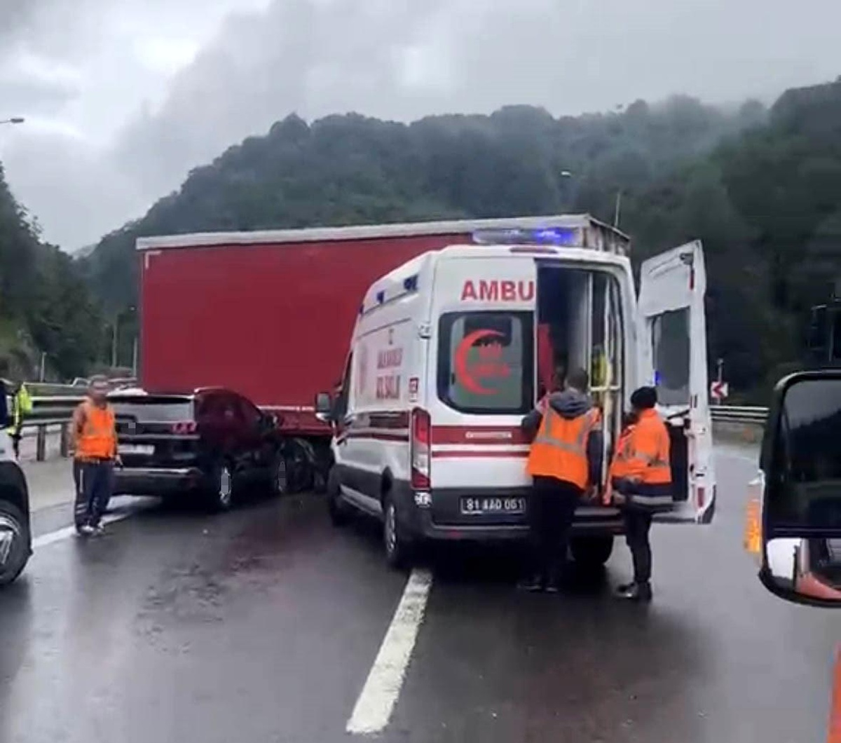 TEM Otoyolu'nda Tır-Dorse Kazası: 2 Yaralı - Son Dakika