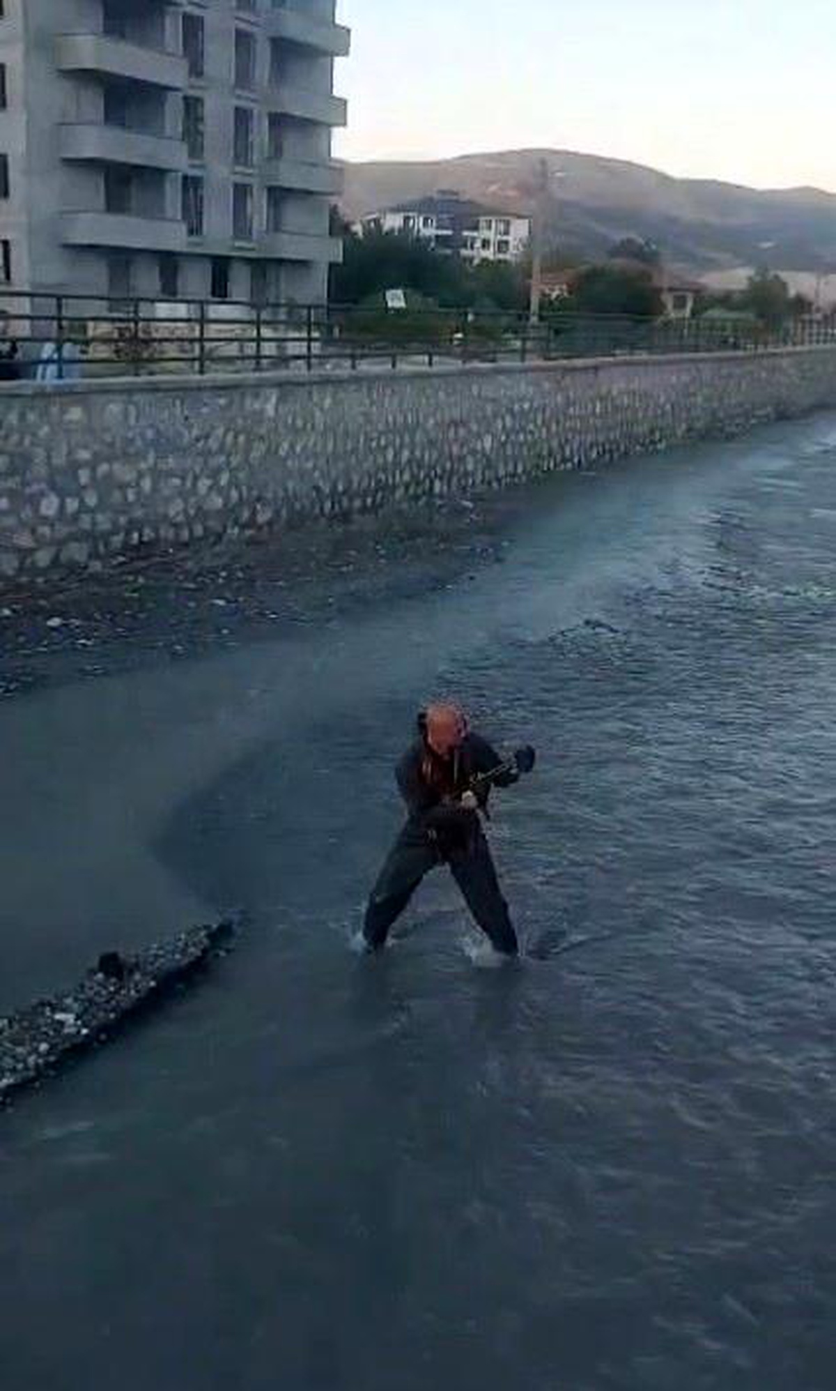 Çaya düşen yavru kediyi Turhal itfaiye ekipleri kurtardı - Son Dakika