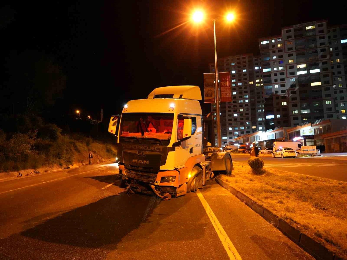 Kastamonu'da Lastiği Patlayan Tır Kaza Yaptı - Son Dakika