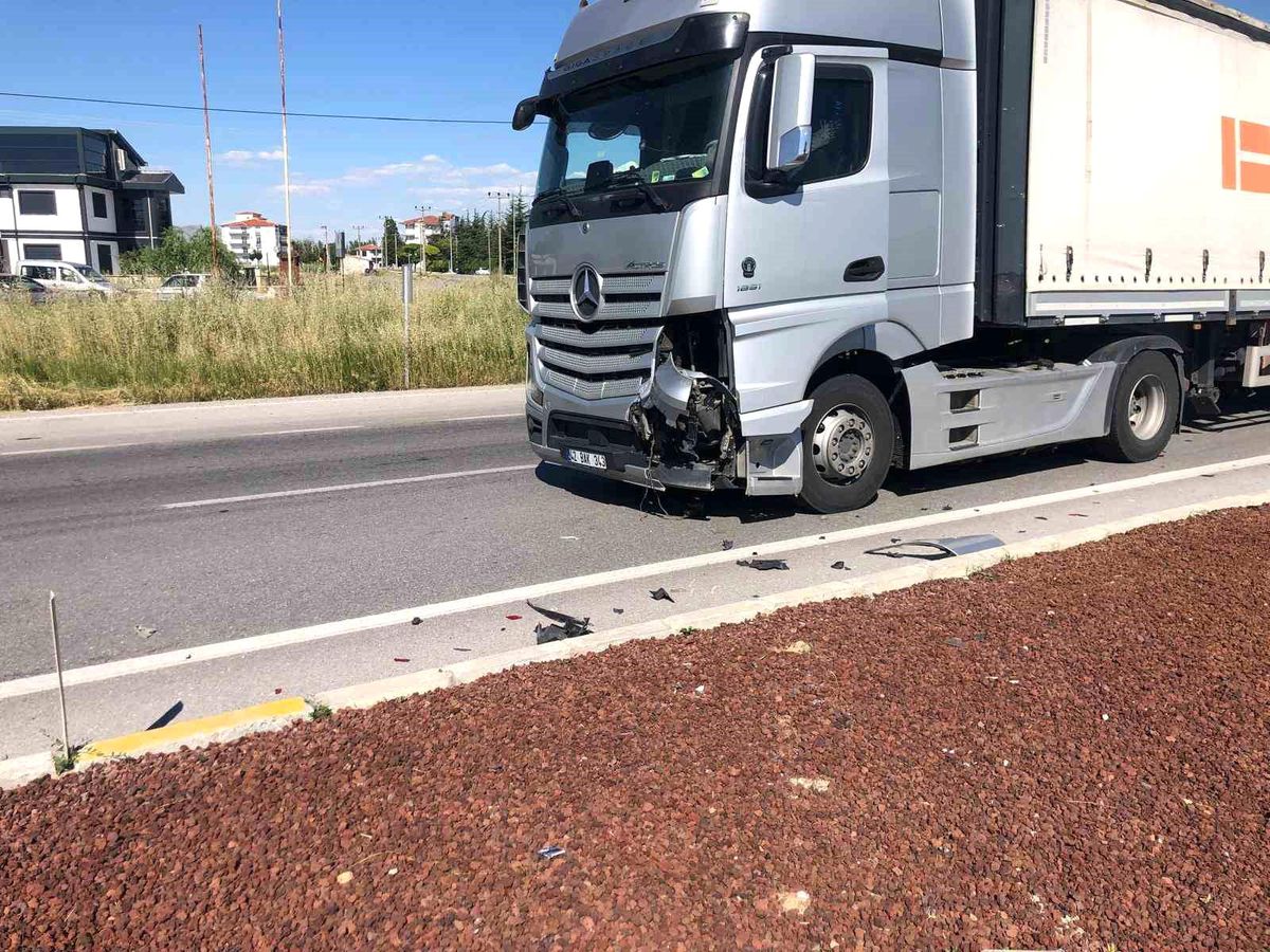Bolvadin'de kavşakta tır-otomobil çarpıştı: 1 yaralı - Son Dakika