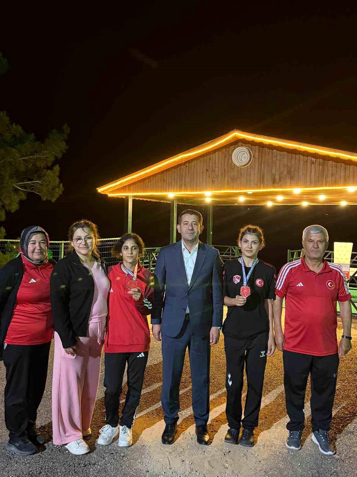 Genç güreşçiler Feke'nin gururu oldu - Son Dakika