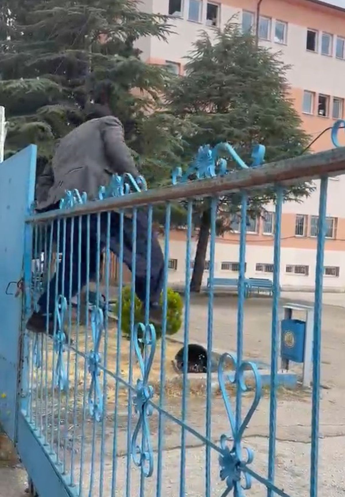 Kırıkkale'de TYT'ye Geç Kalan Aday Kapıdan Atlarken Binaya Alınmadı ...