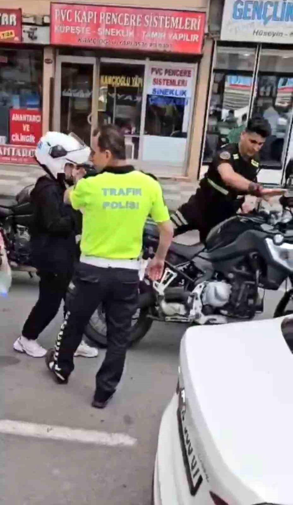 Trabzon'da Motosikletli Polis Öğrencilere Yardım Etti - Son Dakika
